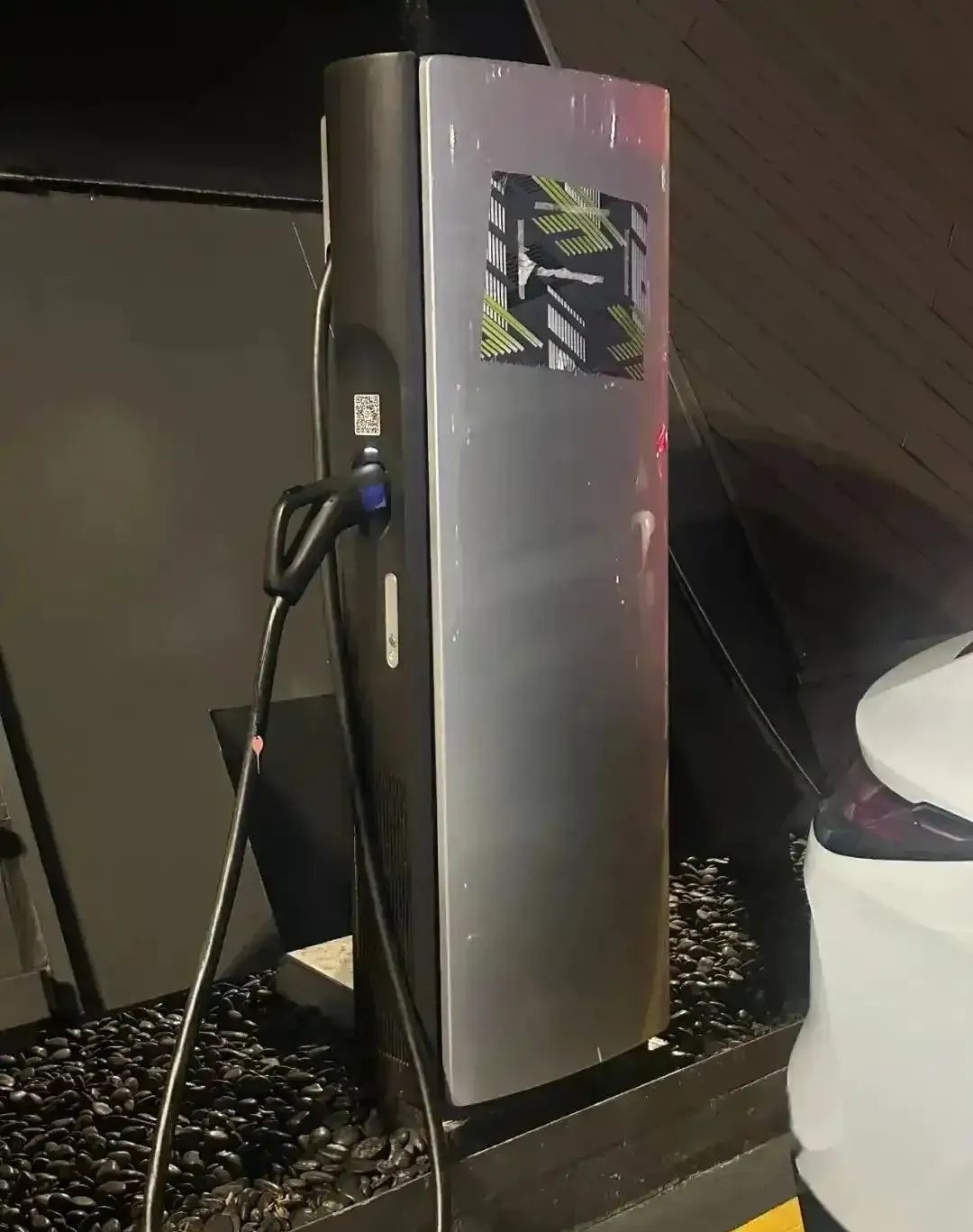 比亚迪布局1000kW超充桩，10分钟可充满100度电池-拆车-金融界